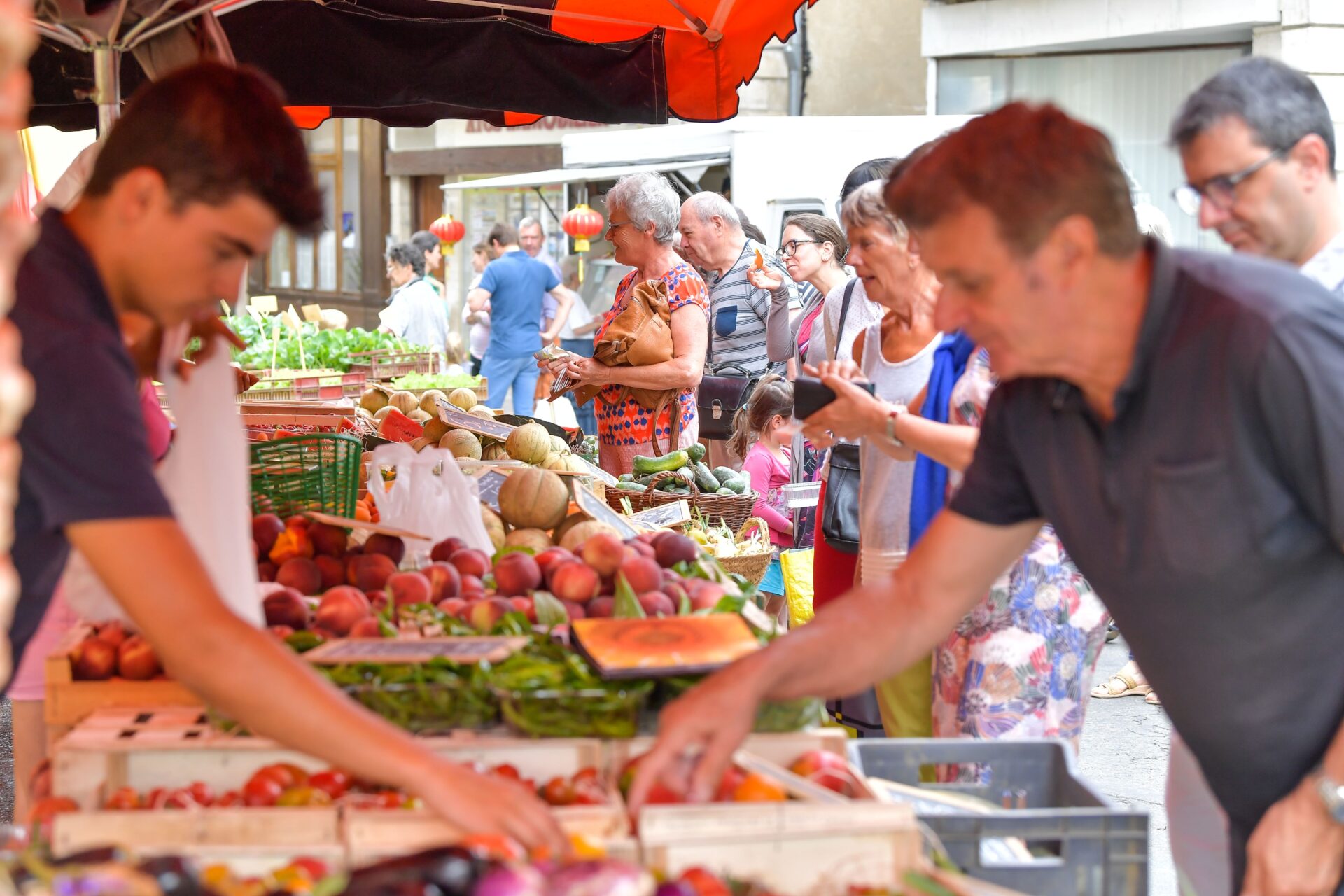 Marché traditionnel rue Victor Hugo Hagetmau 11 février 2026